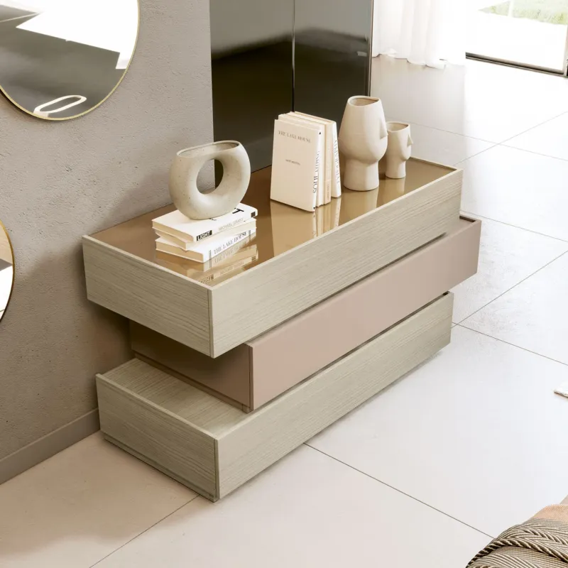 Comò sfalsato 3 cassetti, finitura laccato Sahara e Frassino cenere